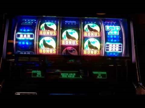 Howling Wolf Slot Machine by Aruze Gaming
